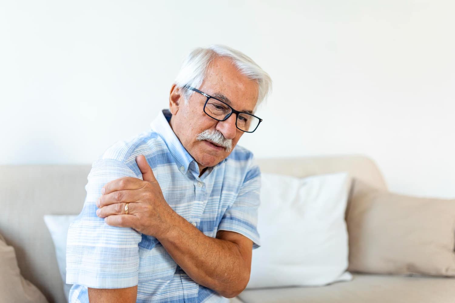 Swollen-shoulder-joint - Delaware Rheumatologist | Rheumatology Center ...